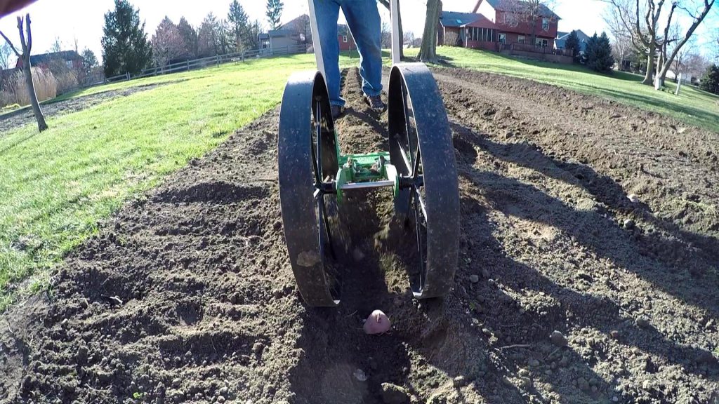 Using the Hoss Wheel Hoe Plow Set to make (and cover) rows - Tractor ...